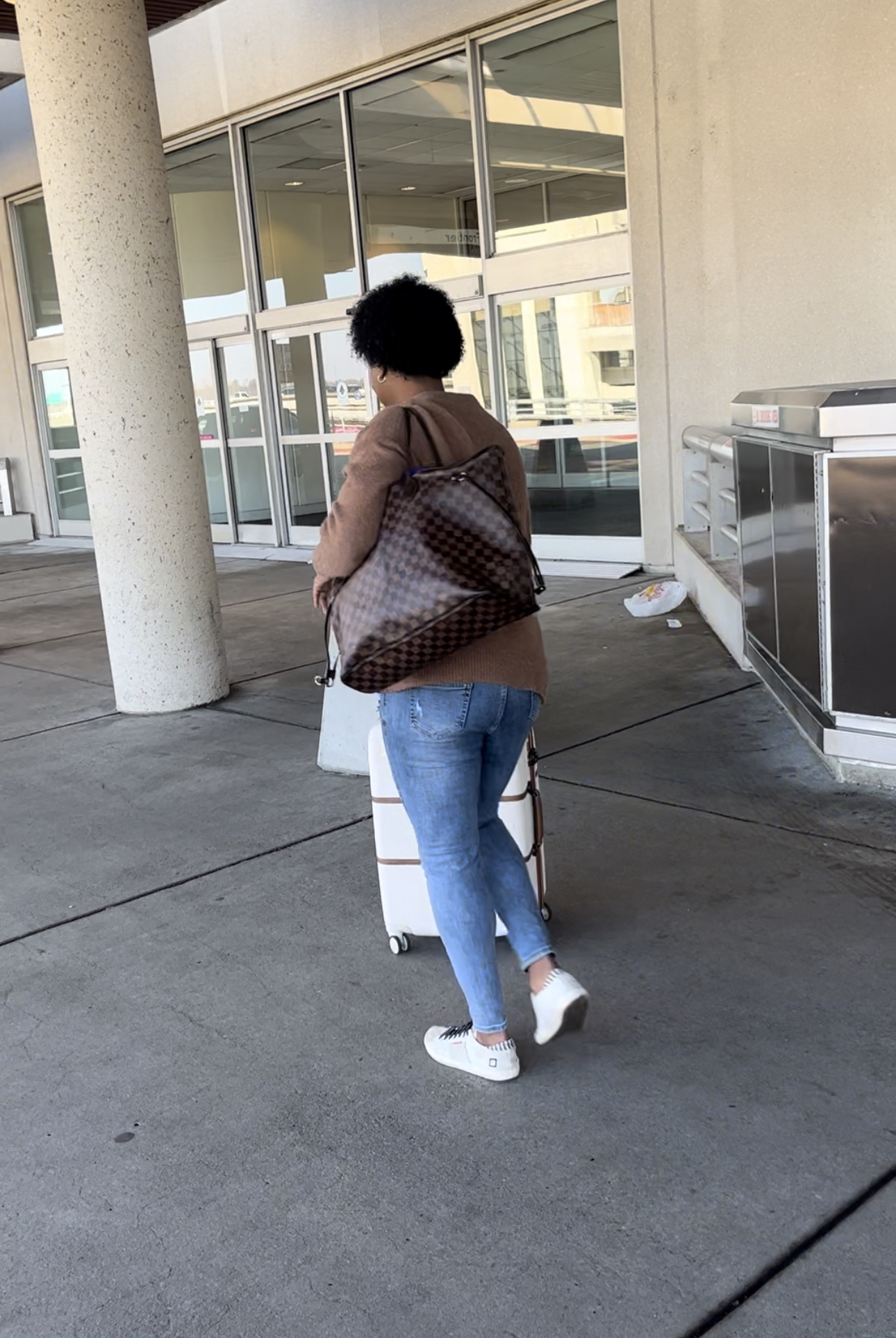 How To Travel With Only Hand Luggage - Absolutely Alli